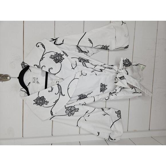 D&Y | Jackets & Coats | Nwt Dy Xl White With Black Embroidered Flowers ...